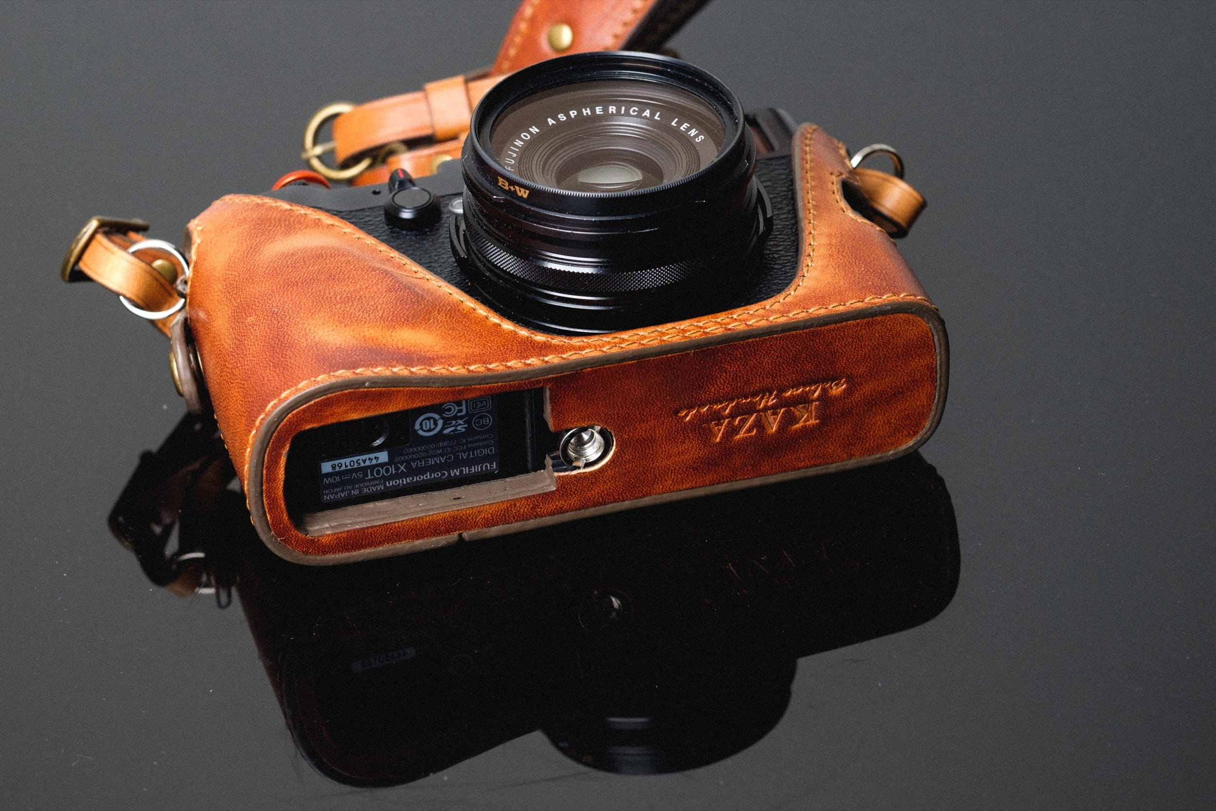 Kaza Deluxe X100T Leather Case Review | Alik Griffin